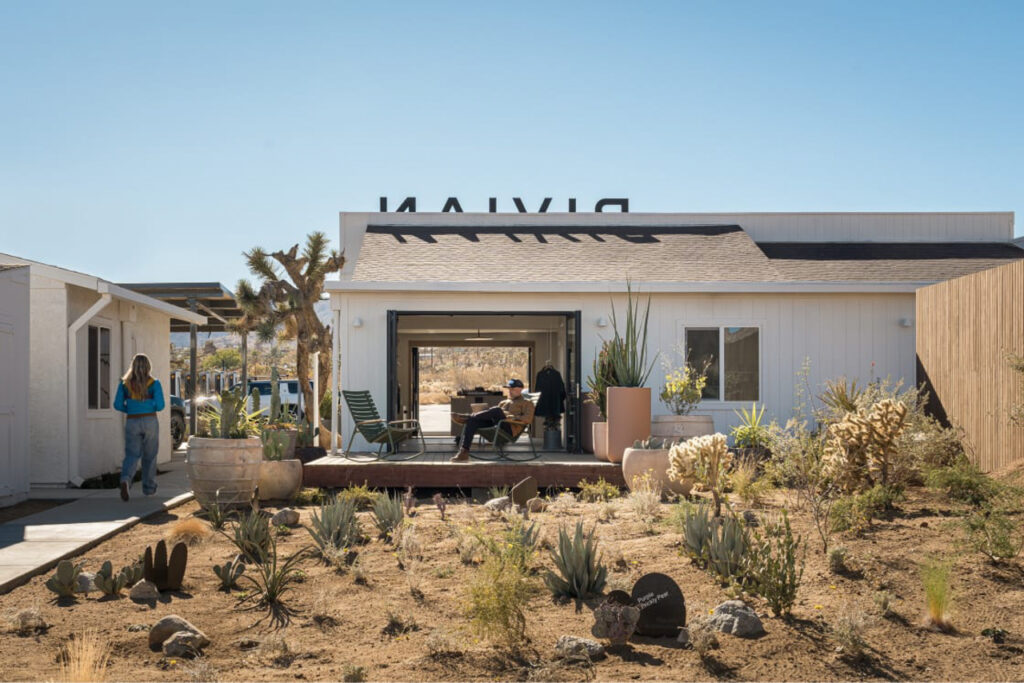 La estación de carga Joshua Tree de Rivian también es un gran lugar ...